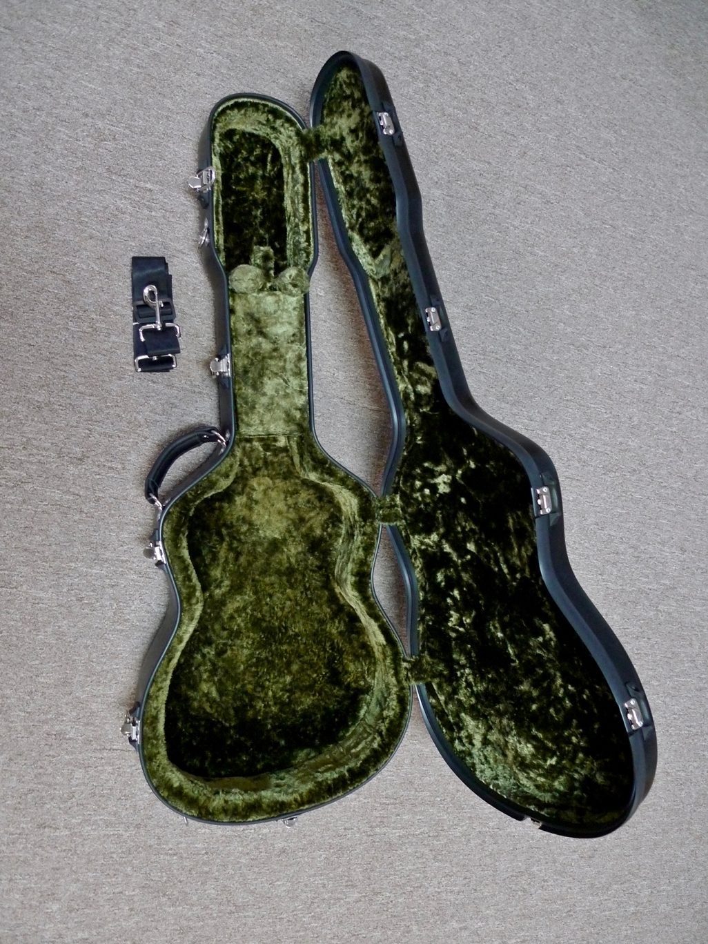 Calton Flight Case OM/000 GUI.03.01 Black/Green - Dream Guitars