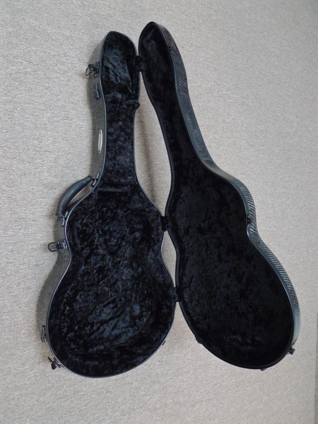 Hoffee Deluxe Carbon Fiber Case, OM/000, Black/Black - Dream Guitars